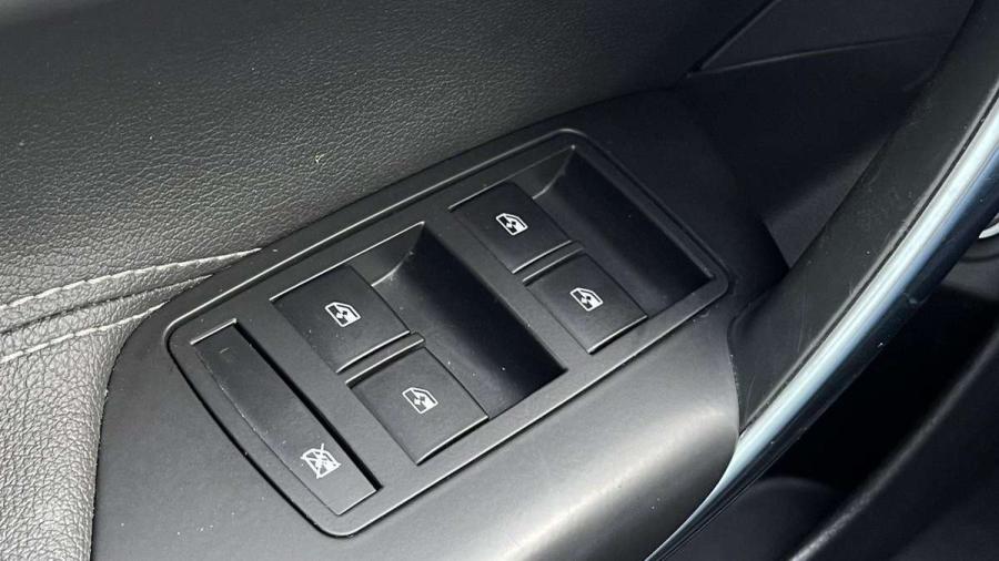 Black Opel Insignia 2013 in Marijampole, with an engine capacity of 1.96 L and mileage of 255 thousand km for 5290 €, photo 32 on AUTOMOTO.COM.LV