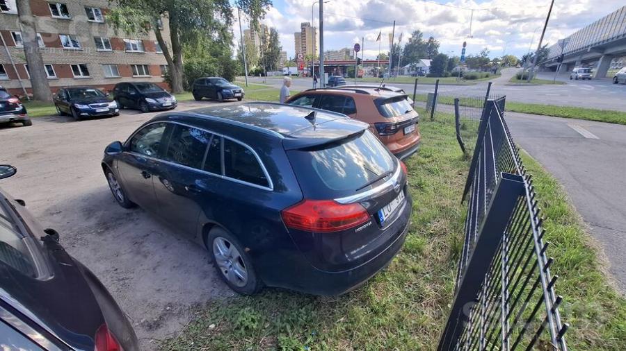 Black Opel Insignia 2013 in Riga, with an engine capacity of 2.00 L and mileage of 312 thousand km for 1000 €, photo 3 on AUTOMOTO.COM.LV