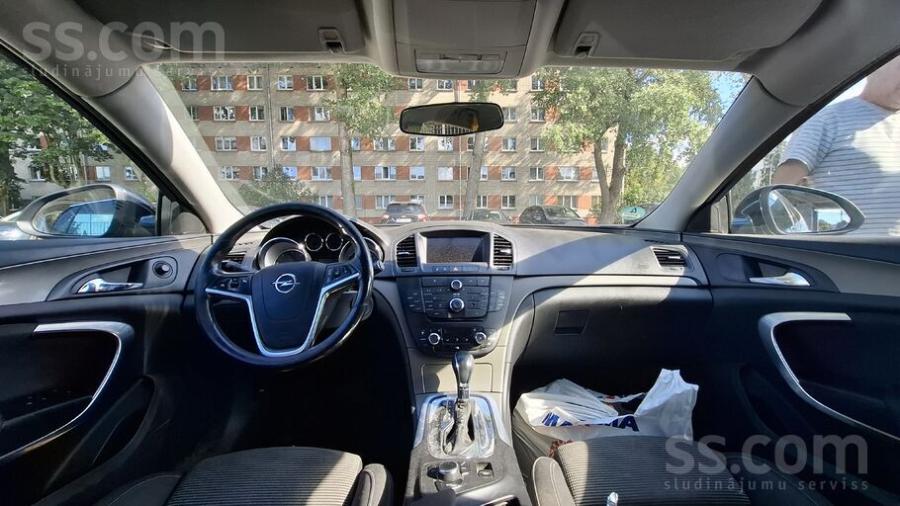 Black Opel Insignia 2013 in Riga, with an engine capacity of 2.00 L and mileage of 312 thousand km for 1000 €, photo 4 on AUTOMOTO.COM.LV