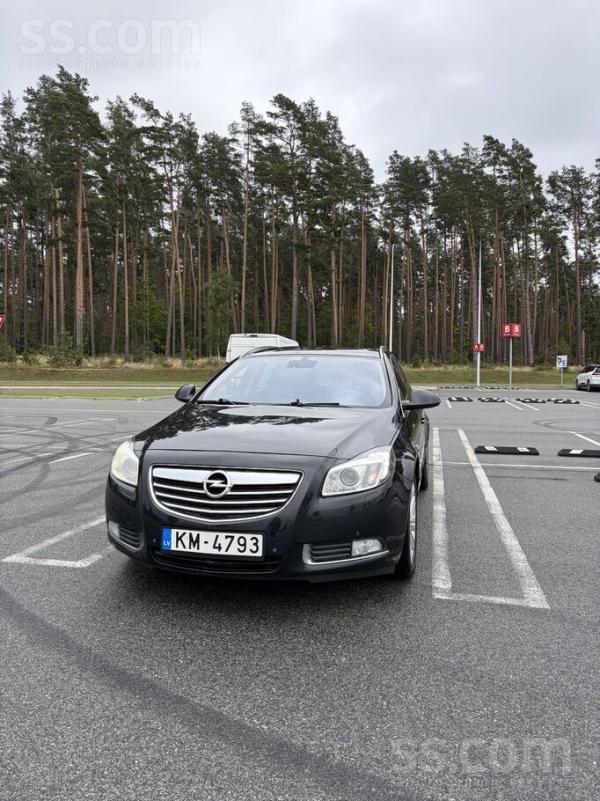 Black Opel Insignia 2013 in Riga, with an engine capacity of 2.00 L and mileage of 373 thousand km for 1600 €, photo 1 on AUTOMOTO.COM.LV