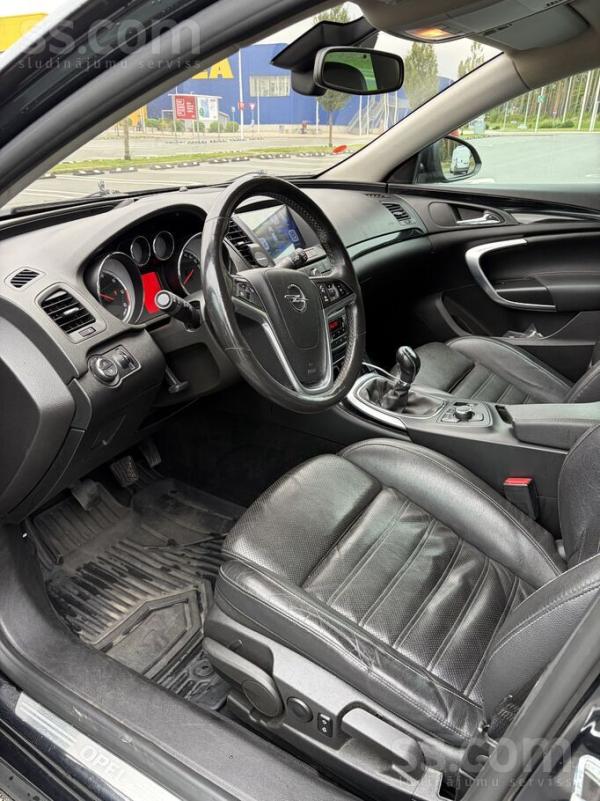 Black Opel Insignia 2013 in Riga, with an engine capacity of 2.00 L and mileage of 373 thousand km for 1600 €, photo 6 on AUTOMOTO.COM.LV