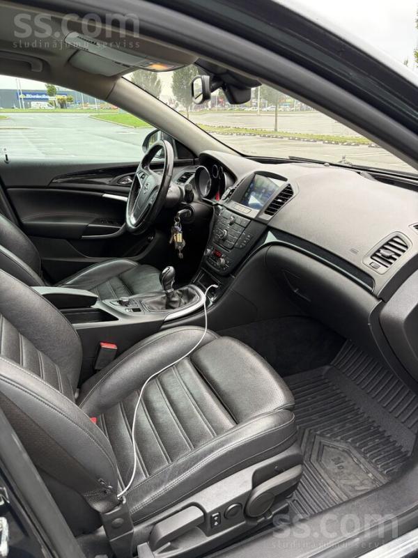 Black Opel Insignia 2013 in Riga, with an engine capacity of 2.00 L and mileage of 373 thousand km for 1600 €, photo 8 on AUTOMOTO.COM.LV