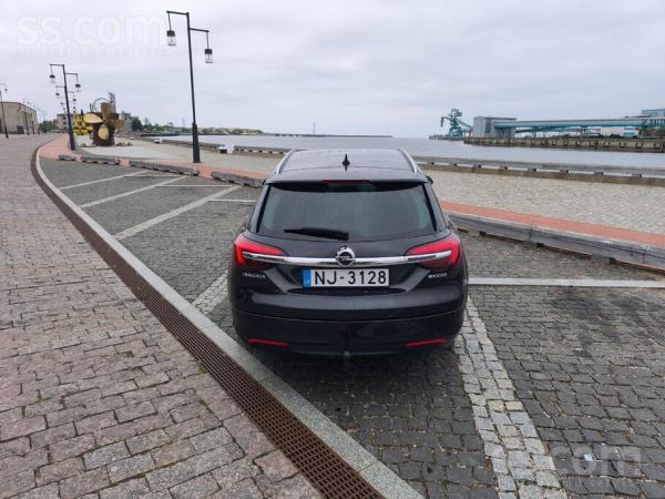 Black Opel Insignia 2014 in Ventspils, with an engine capacity of 2.00 L and mileage of 302 thousand km for 6000 €, photo 4 on AUTOMOTO.COM.LV