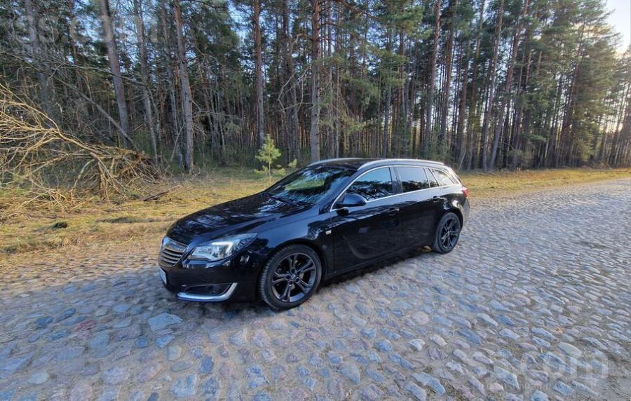 Black Opel Insignia 2014 in Jekabpils, with an engine capacity of 2.00 L and mileage of 233 thousand km for 4350 €, photo 3 on AUTOMOTO.COM.LV