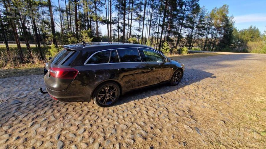 Black Opel Insignia 2014 in Jekabpils, with an engine capacity of 2.00 L and mileage of 233 thousand km for 4350 €, photo 5 on AUTOMOTO.COM.LV