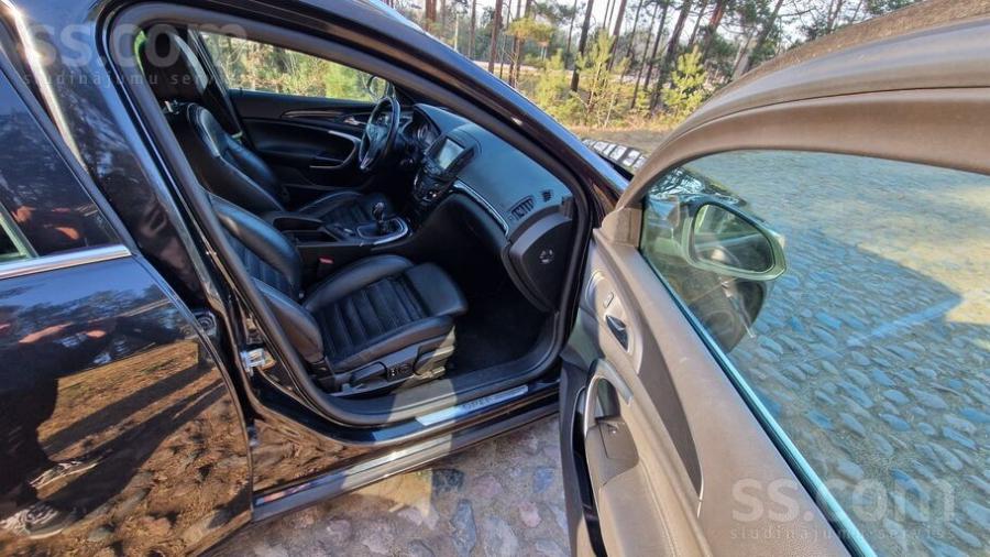 Black Opel Insignia 2014 in Jekabpils, with an engine capacity of 2.00 L and mileage of 233 thousand km for 4350 €, photo 7 on AUTOMOTO.COM.LV