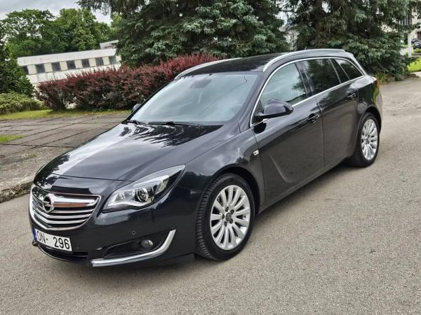 Black Opel Insignia 2014 in Jekabpils, with an engine capacity of 2.00 L and mileage of 201 thousand km for 6790 €, photo 1 on AUTOMOTO.COM.LV