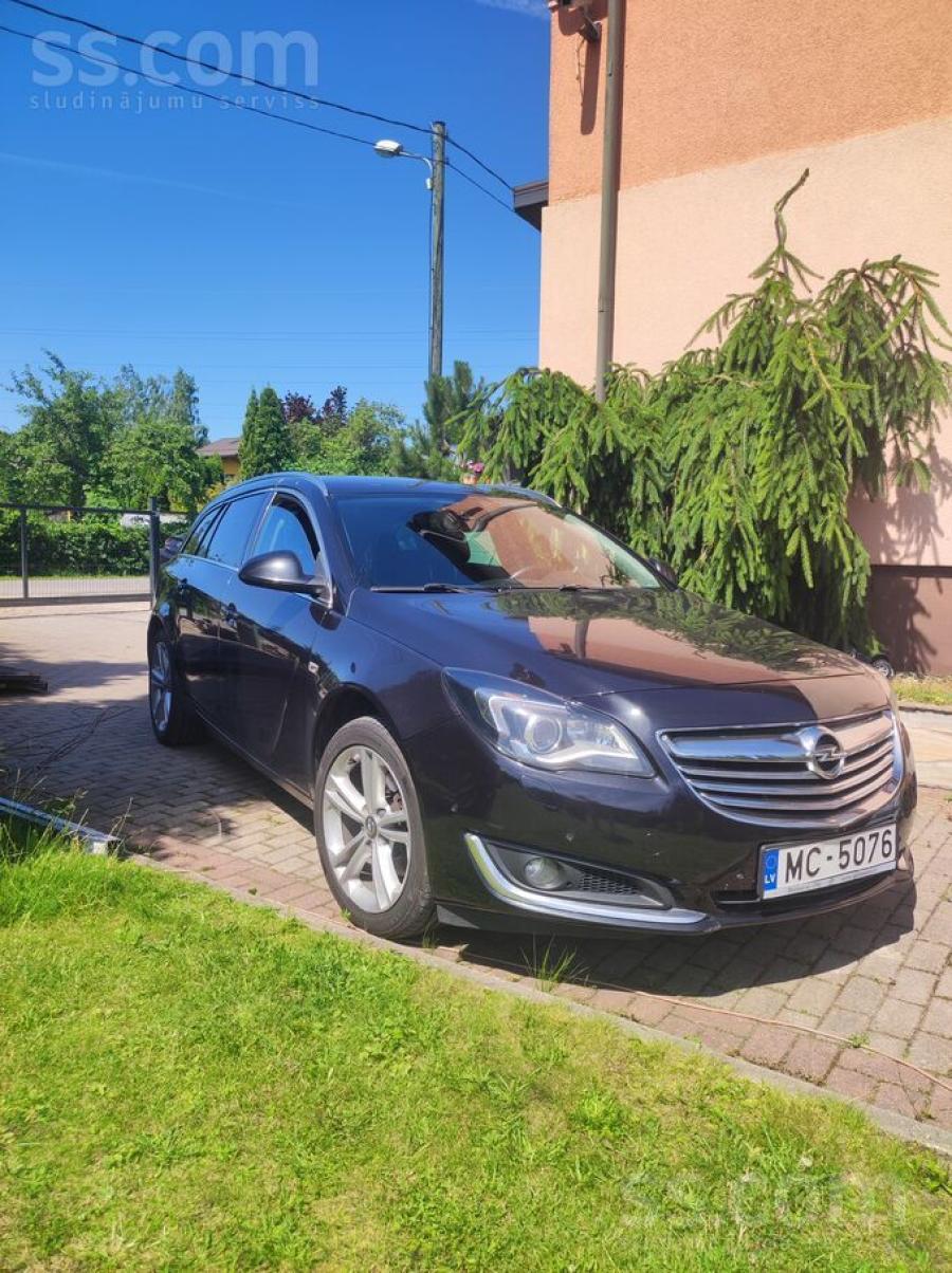 Black Opel Insignia 2014 in Riga, with an engine capacity of 2.00 L and mileage of 393 thousand km for 4300 €, photo 1 on AUTOMOTO.COM.LV