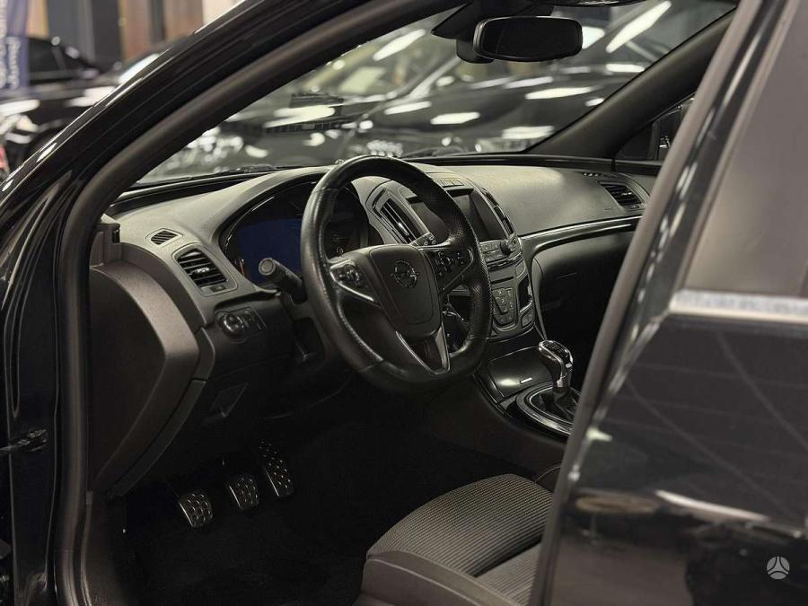 Black Opel Insignia 2014 in Klaipeda, with an engine capacity of 1.96 L and mileage of 283 thousand km for 6450 €, photo 4 on AUTOMOTO.COM.LV
