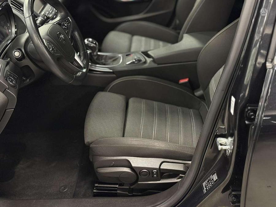 Black Opel Insignia 2014 in Klaipeda, with an engine capacity of 1.96 L and mileage of 283 thousand km for 6450 €, photo 15 on AUTOMOTO.COM.LV