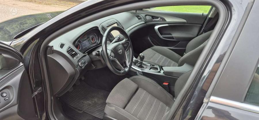 Black Opel Insignia 2014 in Marijampole, with an engine capacity of 1.96 L and mileage of 241 thousand km for 5100 €, photo 6 on AUTOMOTO.COM.LV