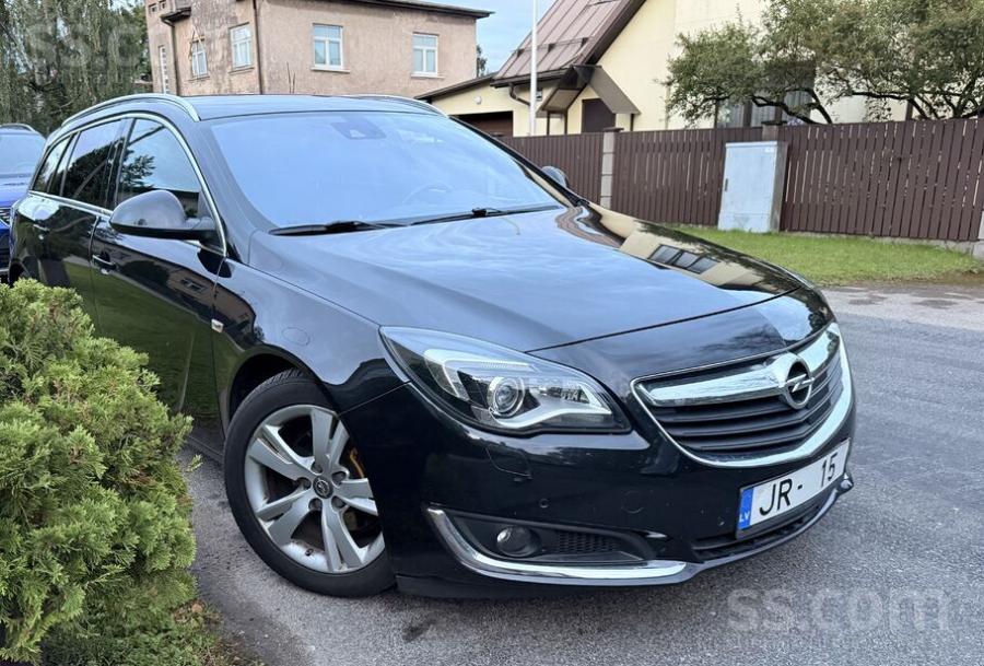 Black Opel Insignia 2014 in Riga, with an engine capacity of 2.00 L and mileage of 139 thousand km for 7900 €, photo 4 on AUTOMOTO.COM.LV