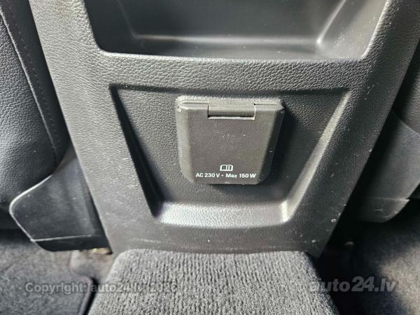 Black Opel Insignia 2014 in Tallinn, with an engine capacity of 2.00 L and mileage of 289 thousand km for 5295 €, photo 5 on AUTOMOTO.COM.LV