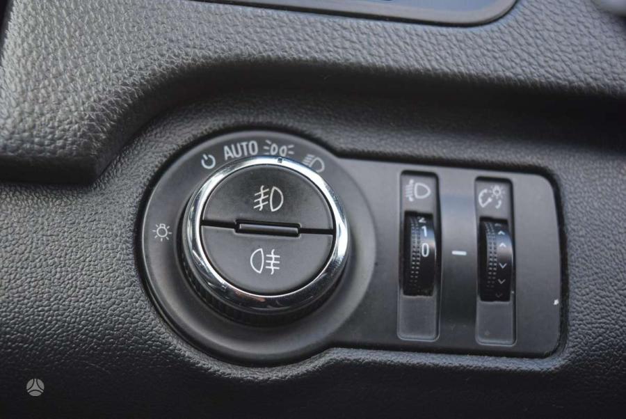 Black Opel Insignia 2014 in Vilnius, with an engine capacity of 1.96 L and mileage of 241 thousand km for 4750 €, photo 18 on AUTOMOTO.COM.LV