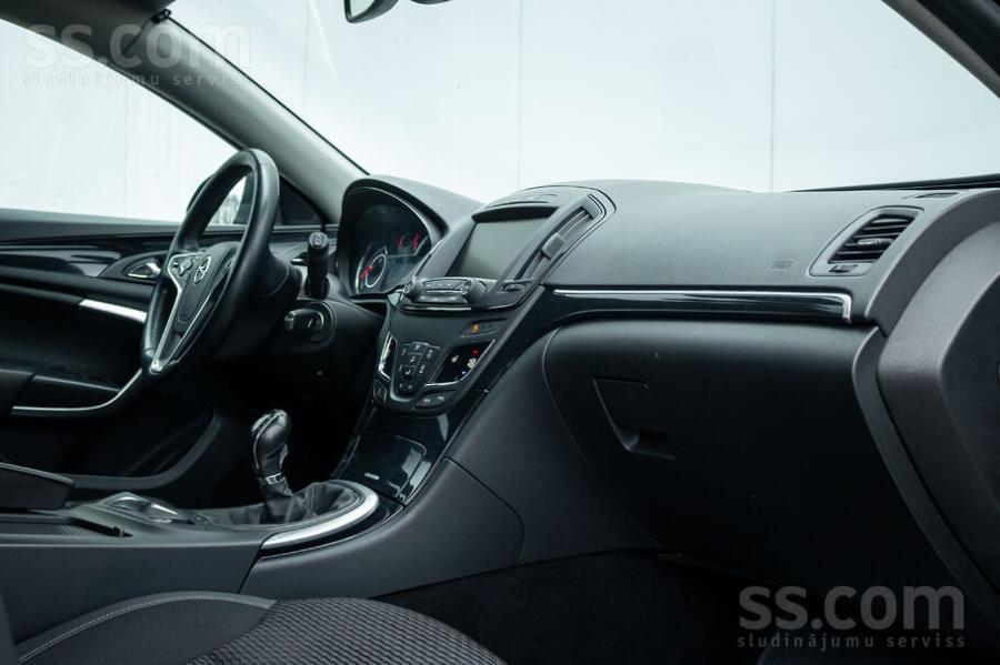 Black Opel Insignia 2014 in Jelgava, with an engine capacity of 2.00 L and mileage of 304 thousand km for 4900 €, photo 8 on AUTOMOTO.COM.LV