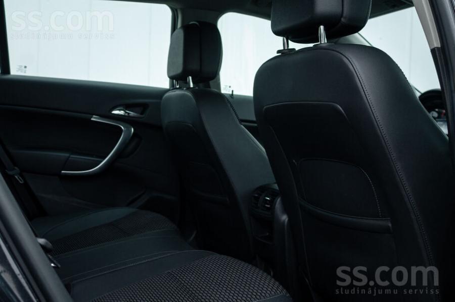 Black Opel Insignia 2014 in Jelgava, with an engine capacity of 2.00 L and mileage of 304 thousand km for 4900 €, photo 9 on AUTOMOTO.COM.LV