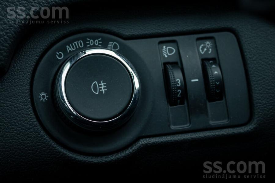 Black Opel Insignia 2014 in Jelgava, with an engine capacity of 2.00 L and mileage of 304 thousand km for 4900 €, photo 16 on AUTOMOTO.COM.LV
