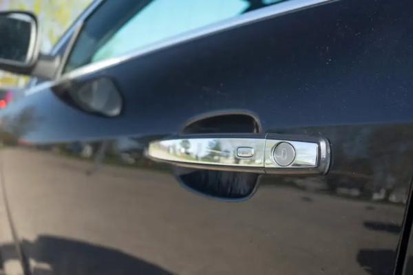 Black Opel Insignia 2015 in Liepaja, with an engine capacity of 1.60 L and mileage of 193 thousand km for 9250 €, photo 8 on AUTOMOTO.COM.LV
