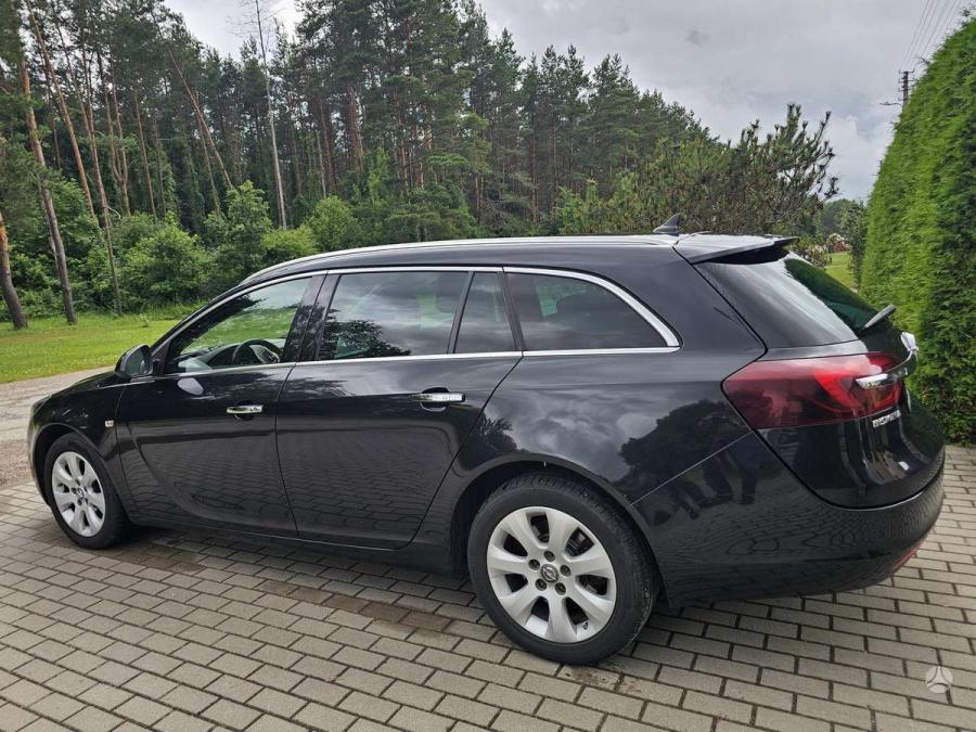 Black Opel Insignia 2015 in Ukmerge, with an engine capacity of 1.96 L and mileage of 234 thousand km for 4900 €, photo 6 on AUTOMOTO.COM.LV