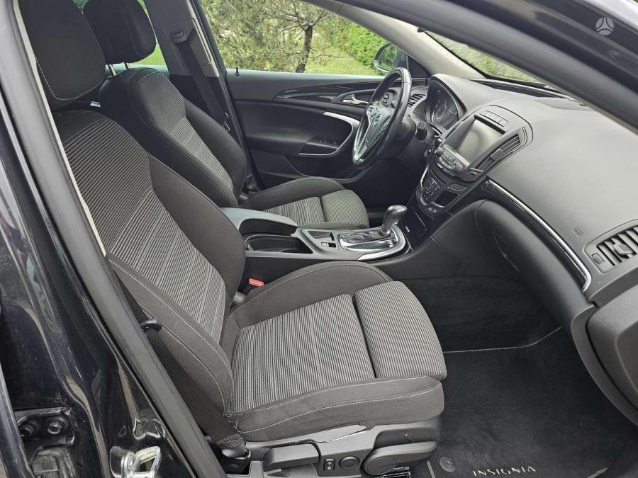 Black Opel Insignia 2015 in Ukmerge, with an engine capacity of 1.96 L and mileage of 234 thousand km for 4900 €, photo 12 on AUTOMOTO.COM.LV