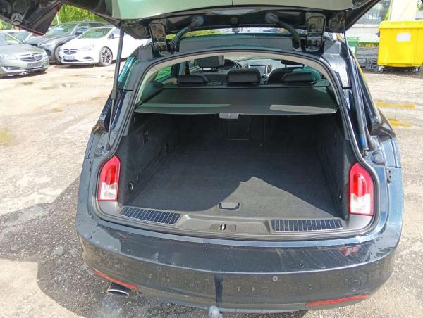 Black Opel Insignia 2015 in Marijampole, with an engine capacity of 1.96 L and mileage of 236 thousand km for 4800 €, photo 9 on AUTOMOTO.COM.LV