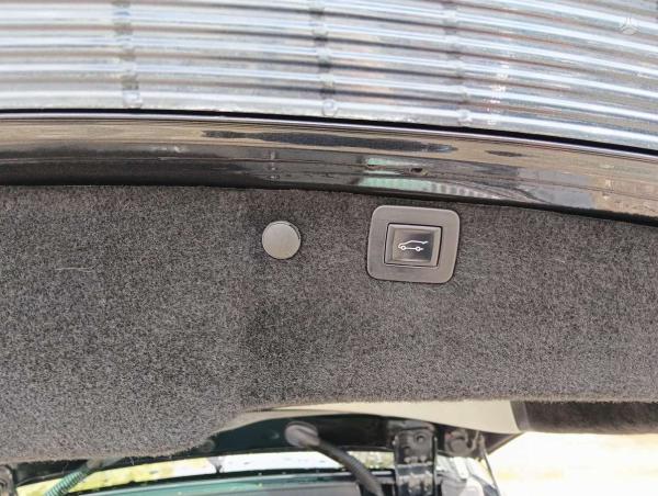 Black Opel Insignia 2015 in Marijampole, with an engine capacity of 1.96 L and mileage of 236 thousand km for 4800 €, photo 10 on AUTOMOTO.COM.LV