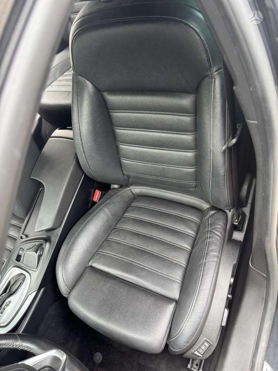 Black Opel Insignia 2015 in Vilnius, with an engine capacity of 1.96 L and mileage of 303 thousand km for 5200 €, photo 25 on AUTOMOTO.COM.LV