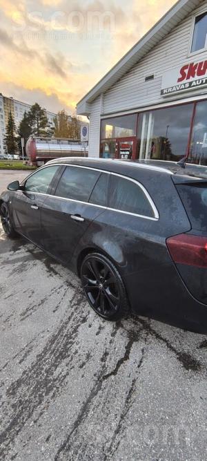 Black Opel Insignia 2015 in Jelgava, with an engine capacity of 2.00 L and mileage of 365 thousand km for 4500 €, photo 8 on AUTOMOTO.COM.LV