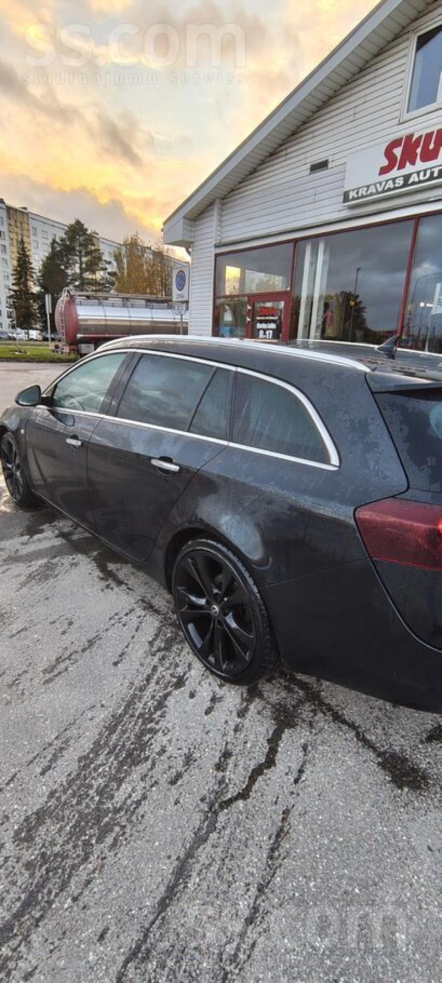 Black Opel Insignia 2015 in Jelgava, with an engine capacity of 2.00 L and mileage of 365 thousand km for 4500 €, photo 8 on AUTOMOTO.COM.LV