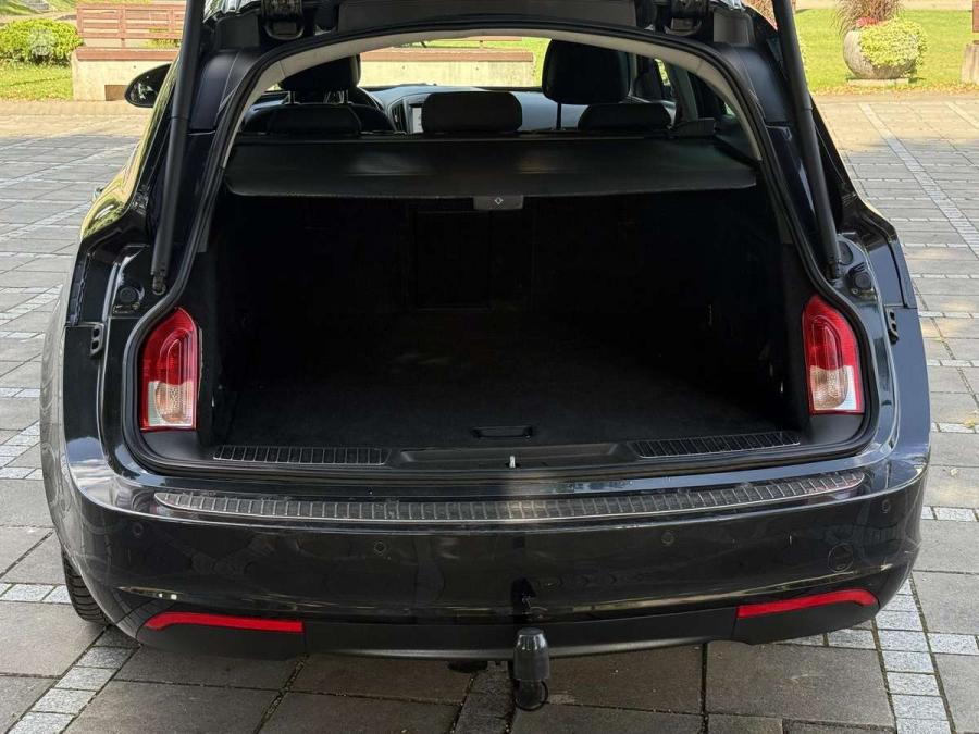 Black Opel Insignia 2016 in Kaunas, with an engine capacity of 1.60 L and mileage of 261 thousand km for 5399 €, photo 31 on AUTOMOTO.COM.LV