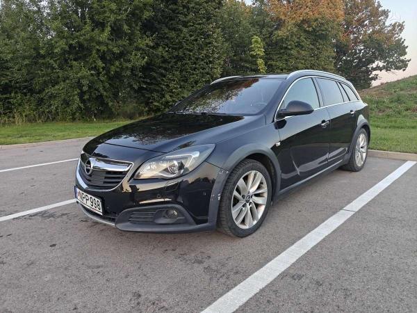 Black Opel Insignia 2016 in Siauliai, with an engine capacity of 1.96 L and mileage of 215 thousand km for 4600 €, photo 4 on AUTOMOTO.COM.LV