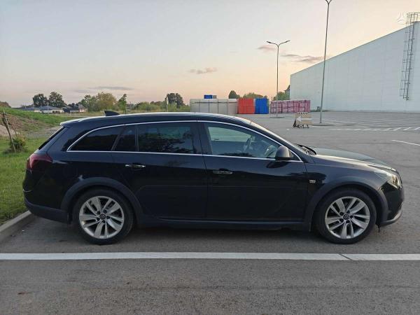 Black Opel Insignia 2016 in Siauliai, with an engine capacity of 1.96 L and mileage of 215 thousand km for 4600 €, photo 6 on AUTOMOTO.COM.LV