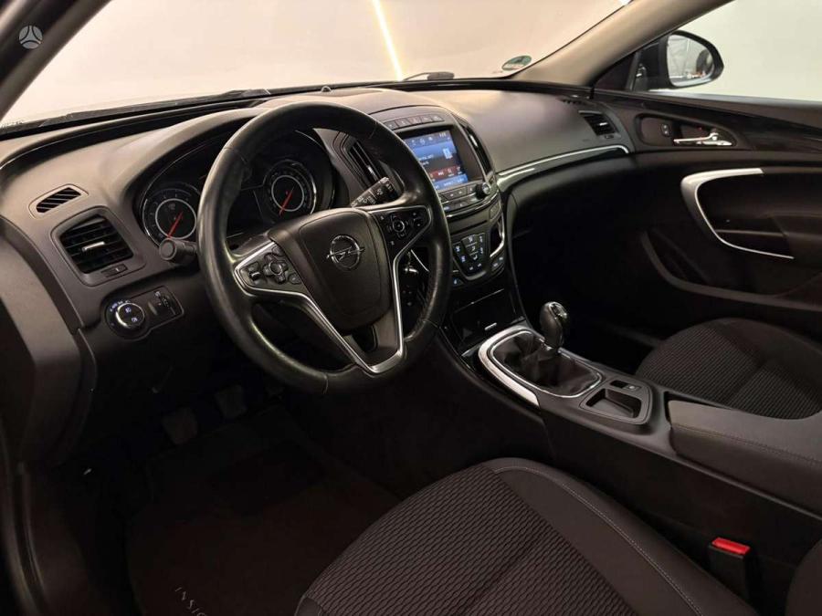 Black Opel Insignia 2016 in Marijampole, with an engine capacity of 1.96 L and mileage of 262 thousand km for 5999 €, photo 3 on AUTOMOTO.COM.LV