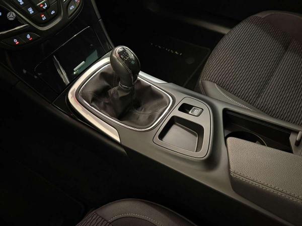 Black Opel Insignia 2016 in Marijampole, with an engine capacity of 1.96 L and mileage of 262 thousand km for 5999 €, photo 4 on AUTOMOTO.COM.LV