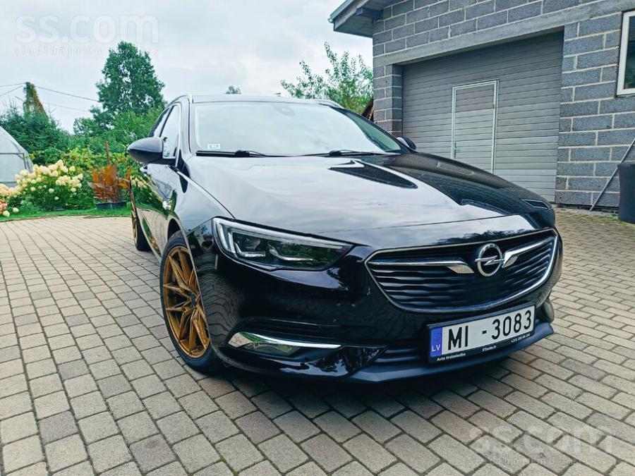 Black Opel Insignia 2017 in Ogre, with an engine capacity of 2.00 L and mileage of 240 thousand km for 10850 €, photo 1 on AUTOMOTO.COM.LV