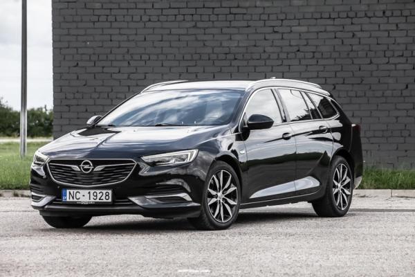 Black Opel Insignia 2017 in Riga, with an engine capacity of 2.00 L and mileage of 149 thousand km for 13100 €, photo 1 on AUTOMOTO.COM.LV