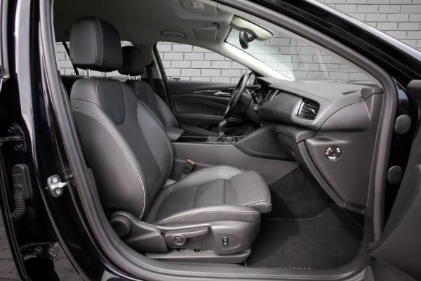 Black Opel Insignia 2017 in Riga, with an engine capacity of 2.00 L and mileage of 149 thousand km for 13100 €, photo 6 on AUTOMOTO.COM.LV