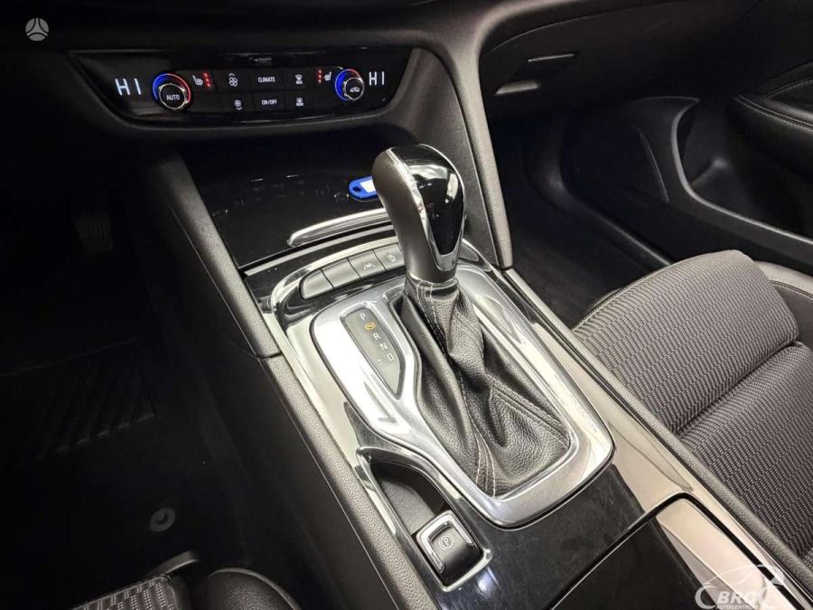 Black Opel Insignia 2017 in Vilnius, with an engine capacity of 1.96 L and mileage of 183 thousand km for 6900 €, photo 28 on AUTOMOTO.COM.LV