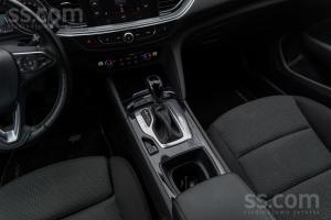Black Opel Insignia 2017 in Riga, with an engine capacity of 1.60 L and mileage of 254 thousand km for 9900 €, photo 19 on AUTOMOTO.COM.LV