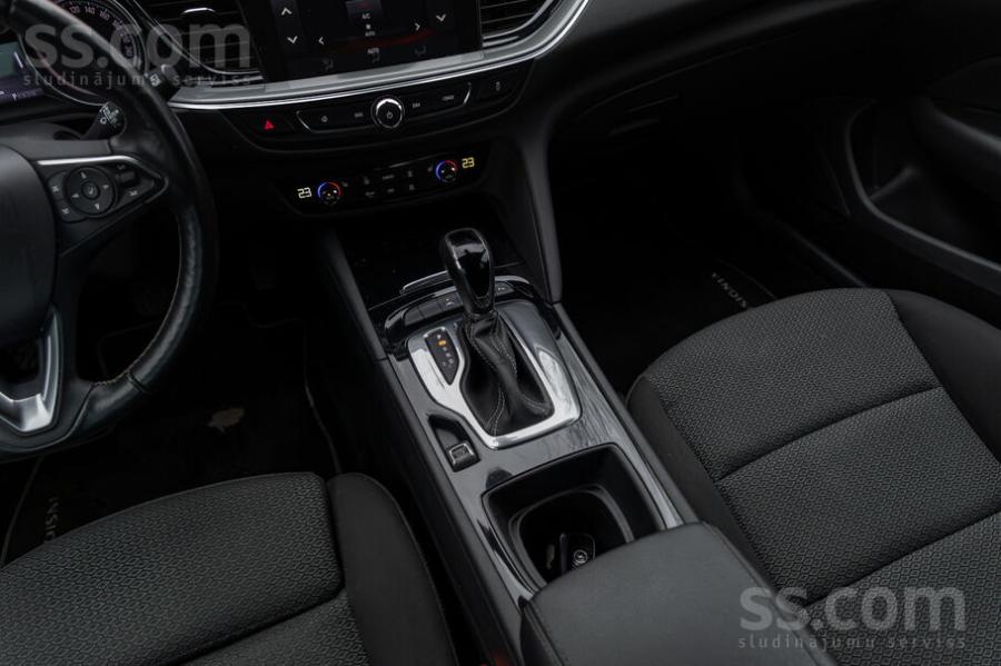 Black Opel Insignia 2017 in Riga, with an engine capacity of 1.60 L and mileage of 254 thousand km for 9900 €, photo 19 on AUTOMOTO.COM.LV