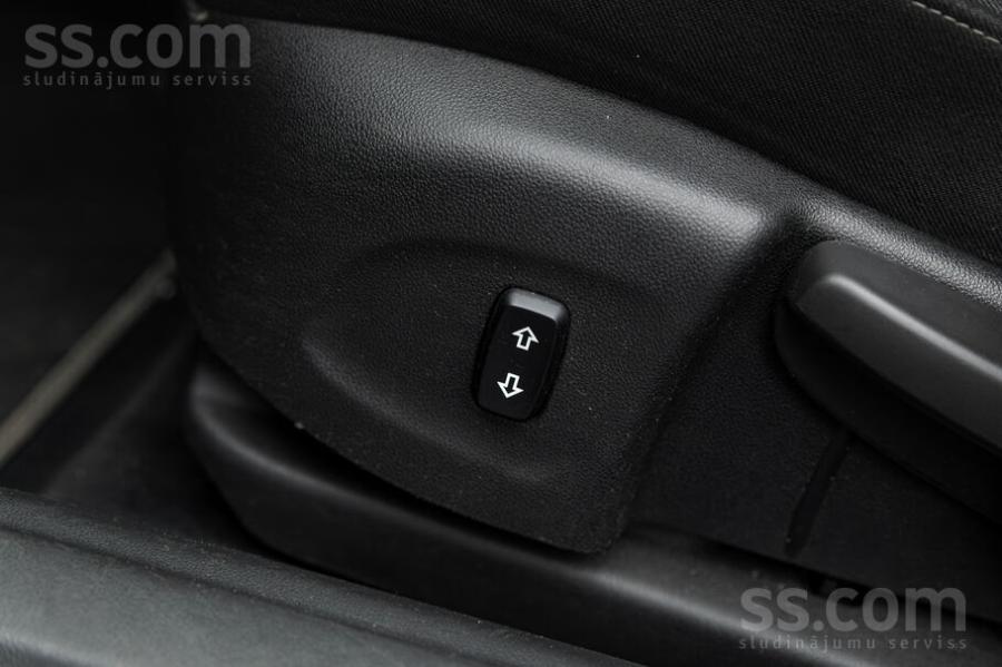 Black Opel Insignia 2017 in Riga, with an engine capacity of 1.60 L and mileage of 254 thousand km for 9900 €, photo 27 on AUTOMOTO.COM.LV