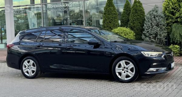 Black Opel Insignia 2017 in Riga, with an engine capacity of 1.60 L and mileage of 260 thousand km for 7600 €, photo 1 on AUTOMOTO.COM.LV