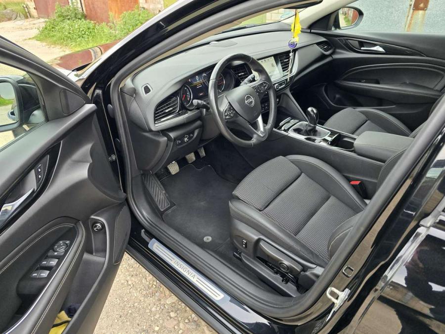 Black Opel Insignia 2017 in Ukmerge, with an engine capacity of 1.96 L and mileage of 131 thousand km for 8500 €, photo 6 on AUTOMOTO.COM.LV