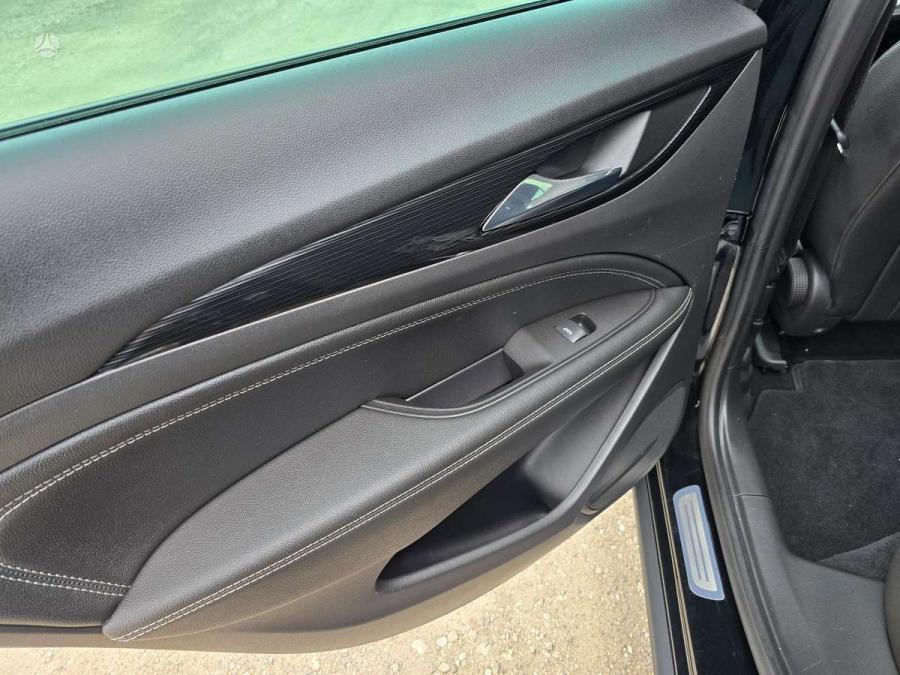 Black Opel Insignia 2017 in Ukmerge, with an engine capacity of 1.96 L and mileage of 131 thousand km for 8500 €, photo 17 on AUTOMOTO.COM.LV