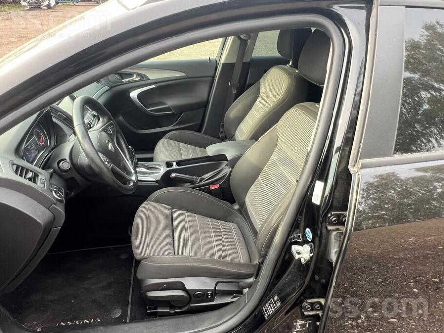 Black Opel Insignia 2017 in Daugavpils, with an engine capacity of 1.60 L and mileage of 251 thousand km for 4800 €, photo 6 on AUTOMOTO.COM.LV