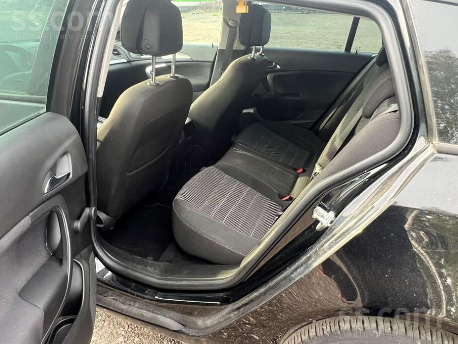 Black Opel Insignia 2017 in Daugavpils, with an engine capacity of 1.60 L and mileage of 251 thousand km for 4800 €, photo 7 on AUTOMOTO.COM.LV
