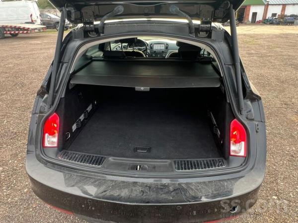 Black Opel Insignia 2017 in Daugavpils, with an engine capacity of 1.60 L and mileage of 251 thousand km for 4800 €, photo 8 on AUTOMOTO.COM.LV