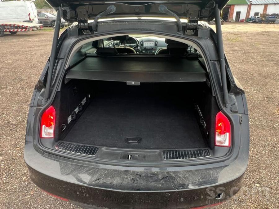 Black Opel Insignia 2017 in Daugavpils, with an engine capacity of 1.60 L and mileage of 251 thousand km for 4800 €, photo 8 on AUTOMOTO.COM.LV