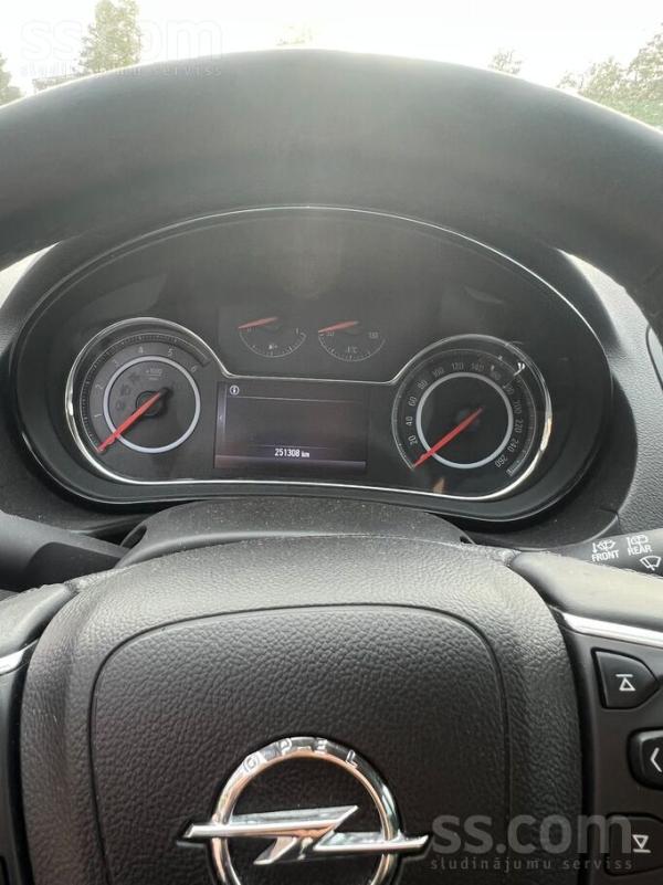 Black Opel Insignia 2017 in Daugavpils, with an engine capacity of 1.60 L and mileage of 251 thousand km for 4800 €, photo 9 on AUTOMOTO.COM.LV