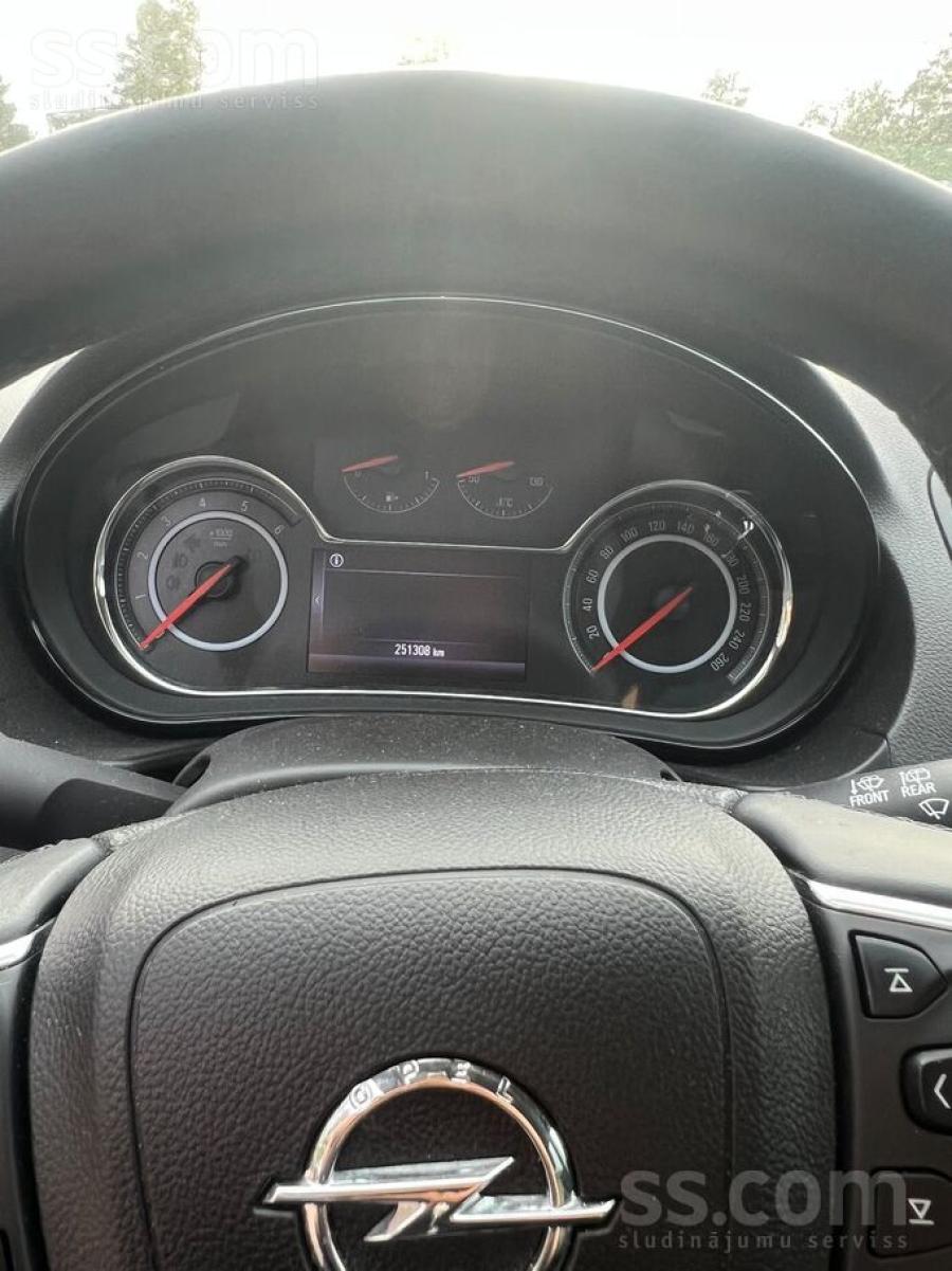 Black Opel Insignia 2017 in Daugavpils, with an engine capacity of 1.60 L and mileage of 251 thousand km for 4800 €, photo 9 on AUTOMOTO.COM.LV